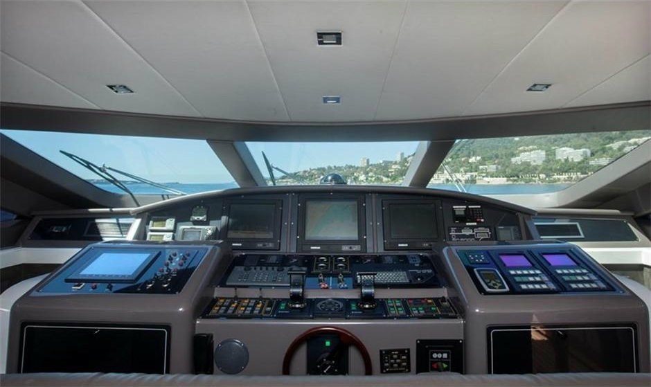 Yacht TOTAL, Mangusta (Overmarine) | CHARTERWORLD Luxury Superyacht ...